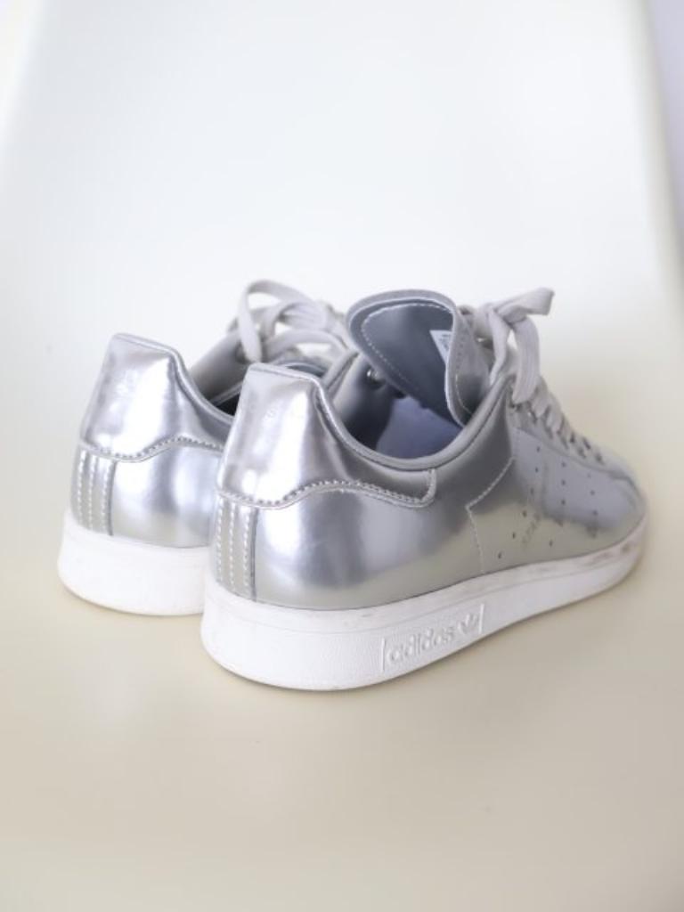 adidas くつ 23.0cm ジュリア札幌店｜adidasのレディース（婦人服）の古着通販 - ミラクルボックス